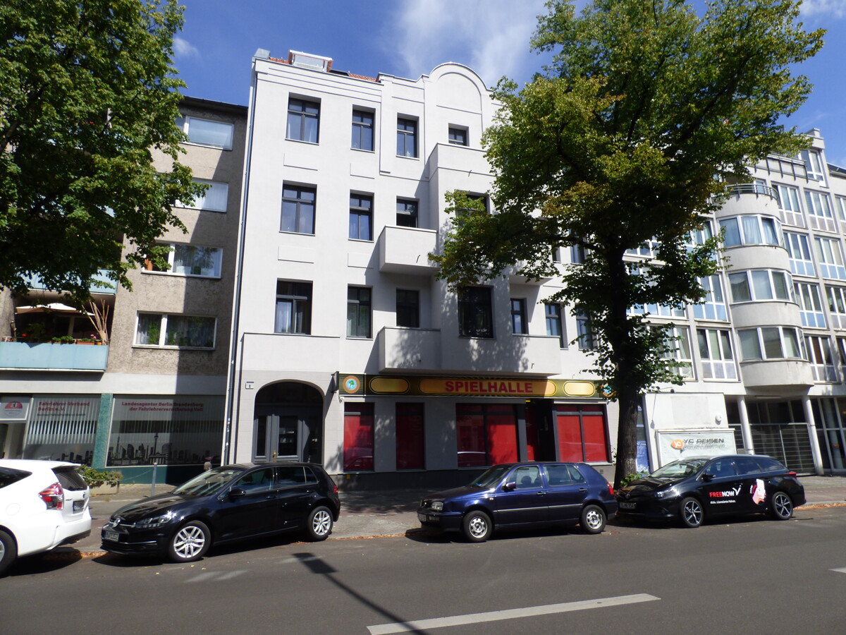 Großzügig geschnittene Wohnung mit Sonnenbalkon ***abgez. Dielen ...